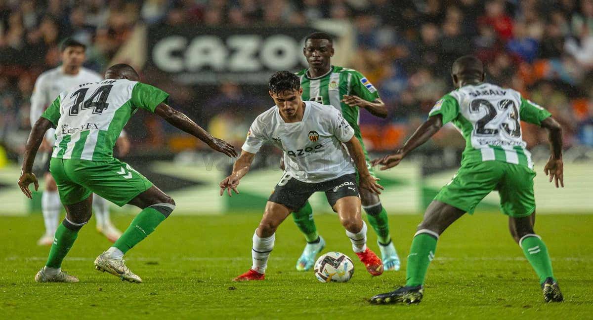 Almeida con los ojos en Iniesta y el corazón con Gayà | Relevo