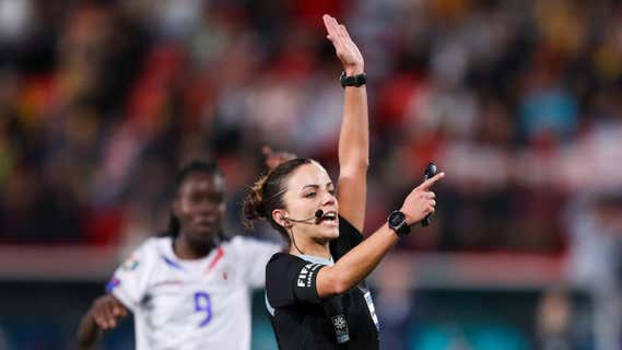 Quién es Marta Huerta de Aza, la árbitra pionera en el fútbol que alzó ...